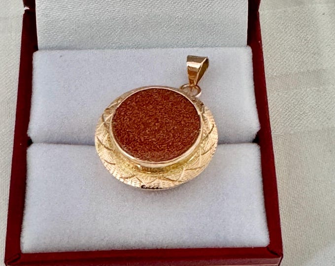 14K Solid Gold Sandstone Round Bezel Set Pendant Elegant Pattern Border ...