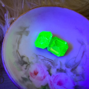 VERY RARE Uranium Glass 12x10 Fully Faceted Green - Glows in Black ...