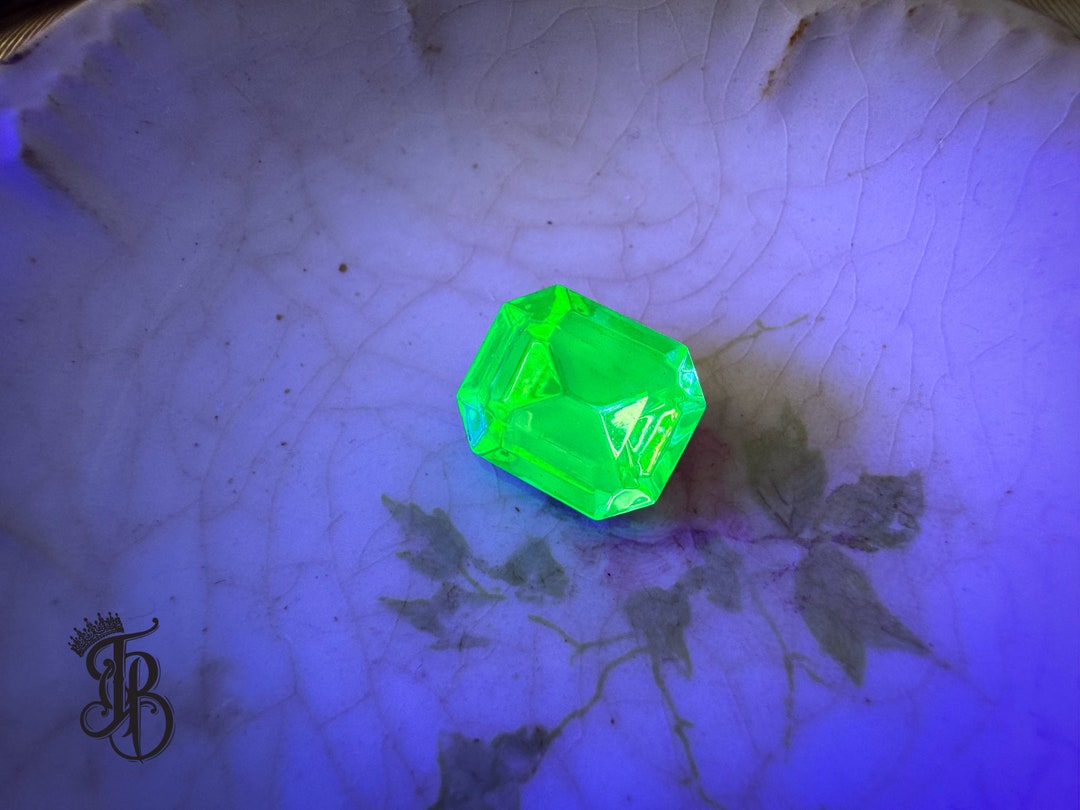 VERY RARE Uranium Glass 12x10 Fully Faceted Green - Glows in Black ...