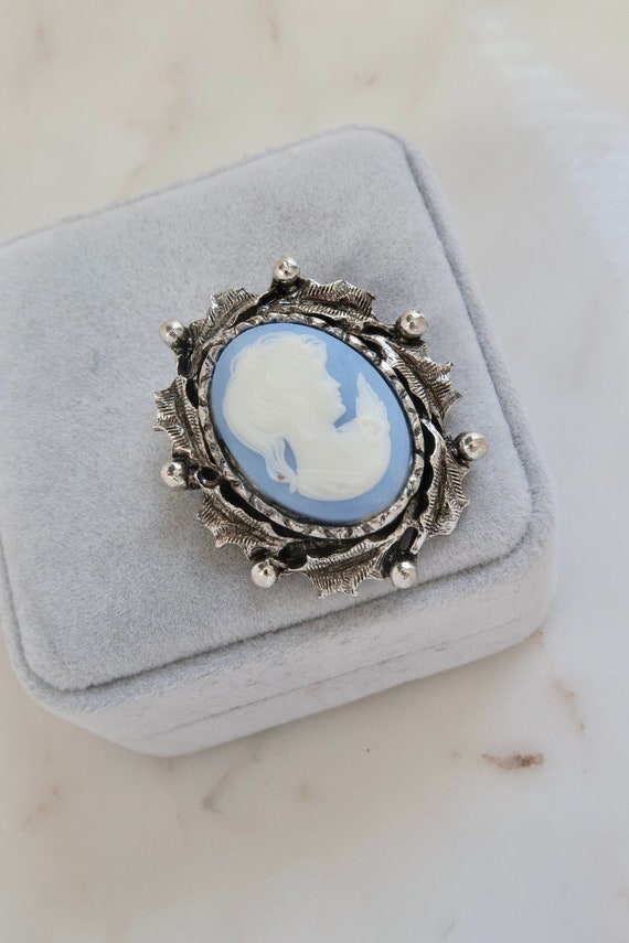 Vintage oval blue cameo - Gem