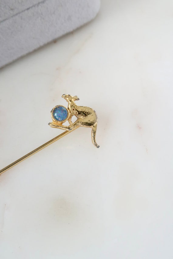 Gold kangaroo pin vintage - Gem