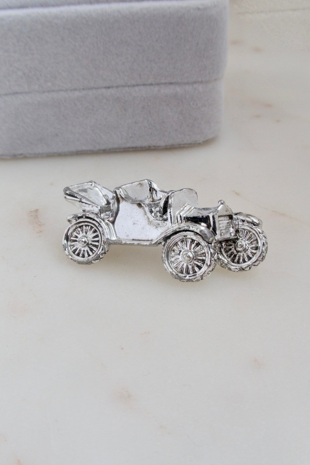 Vintage des années 1970 Gerry's Antique Car Brooch - Broche automobile ...