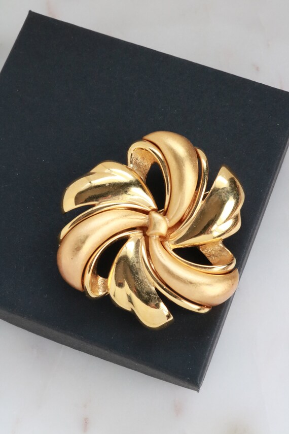 vintage monet flower brooch - Gem
