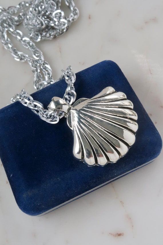vintage rmn seashell pendant - Gem