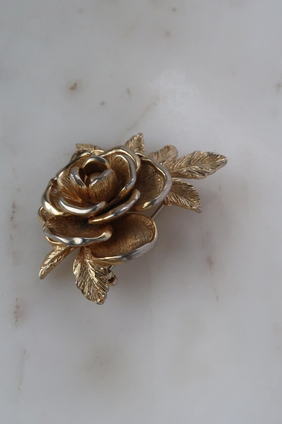 Vintage Sarah Coventry Gold Rose Flower Brooch - Gem