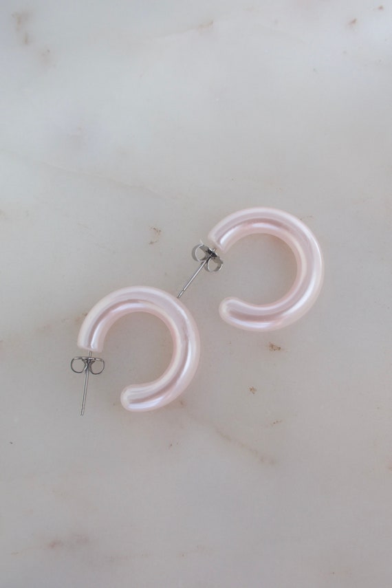 vintage 1990 AVON Pearlized Swirl Hoop Pierced Earrin… - Gem