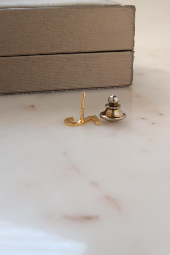 Vintage Gold Number 2 Lapel Pin - Gem