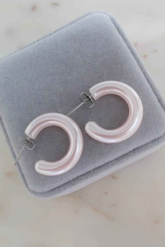 vintage 1990 AVON Pearlized Swirl Hoop Pierced Earrin… - Gem