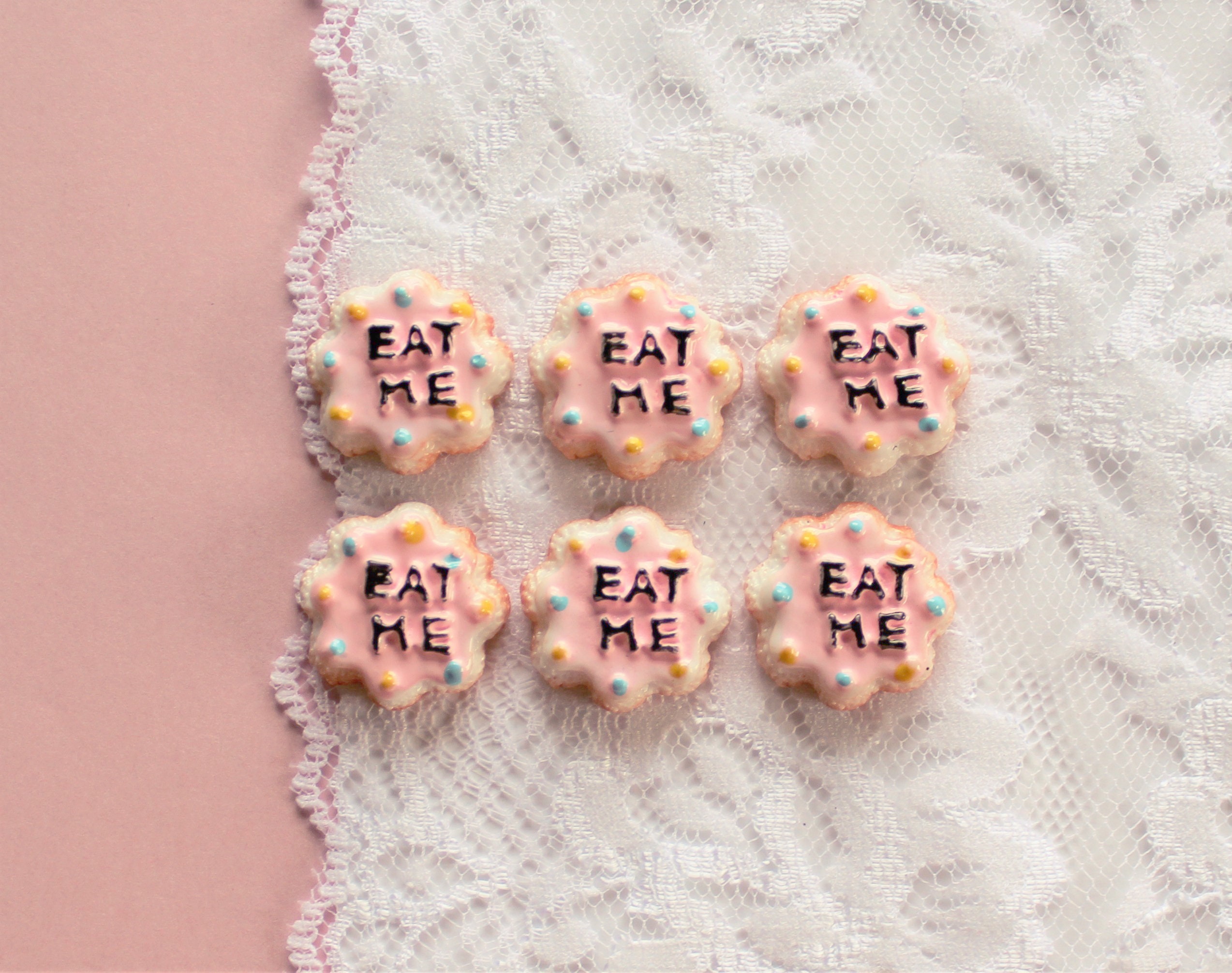 Alice In Wonderland Eat Me Cake Box With Key Top