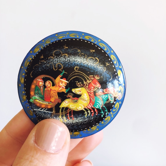 Russian lacquer brooch - Gem