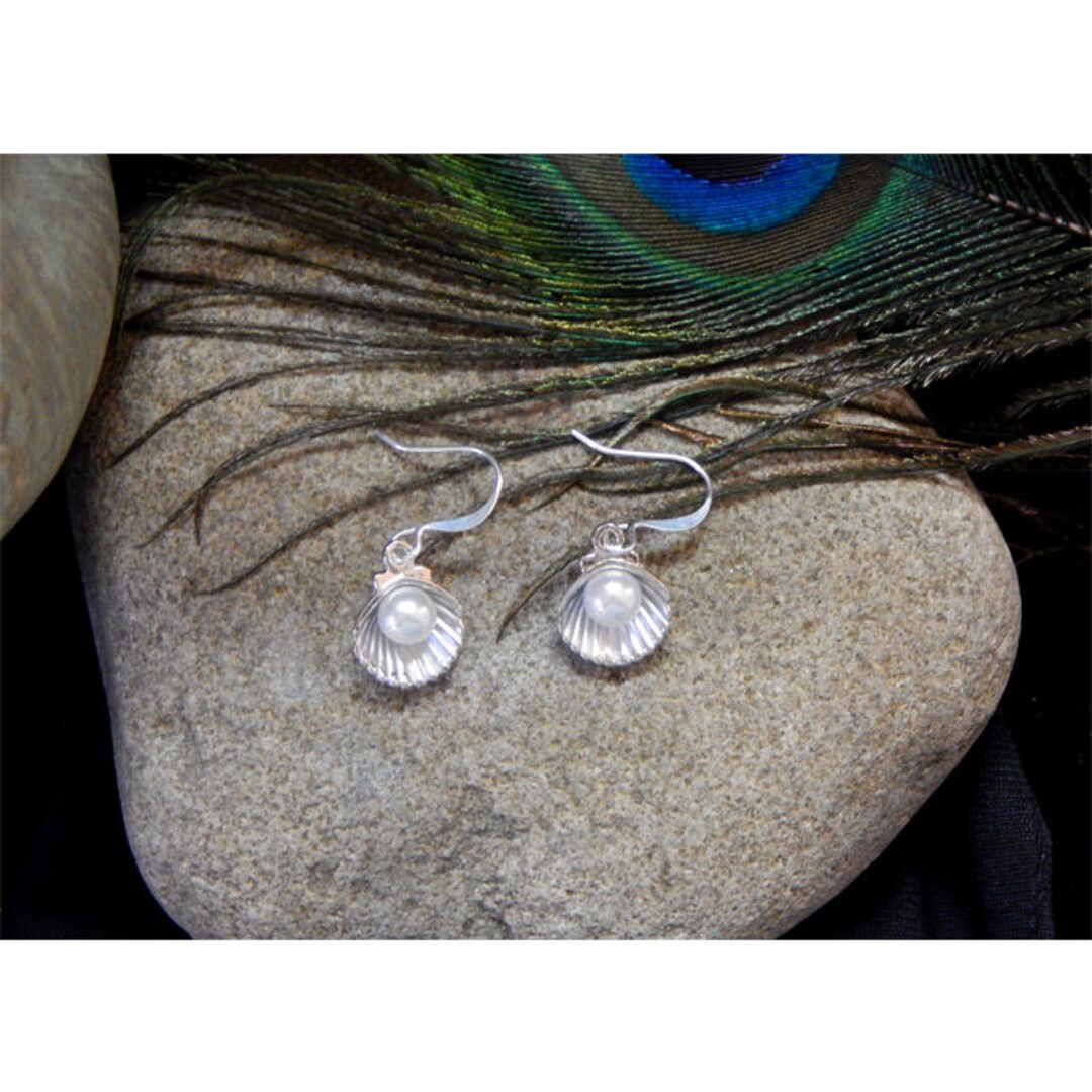 Dainty Polished Silver Fluted Clam Shell & Single White Swarovski ...