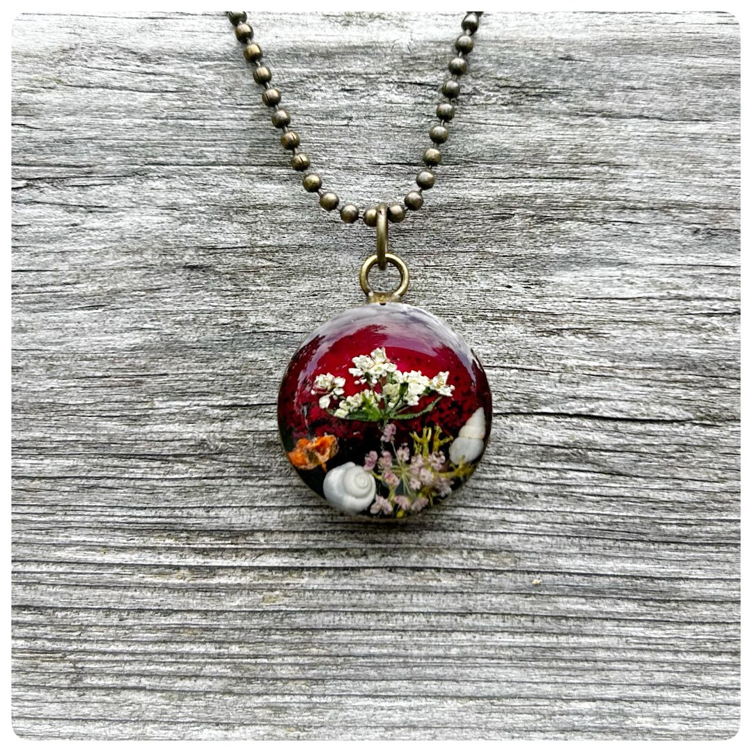 Mini Terrarium Necklace | With Real Flowers | Round | Bronze-colored ...