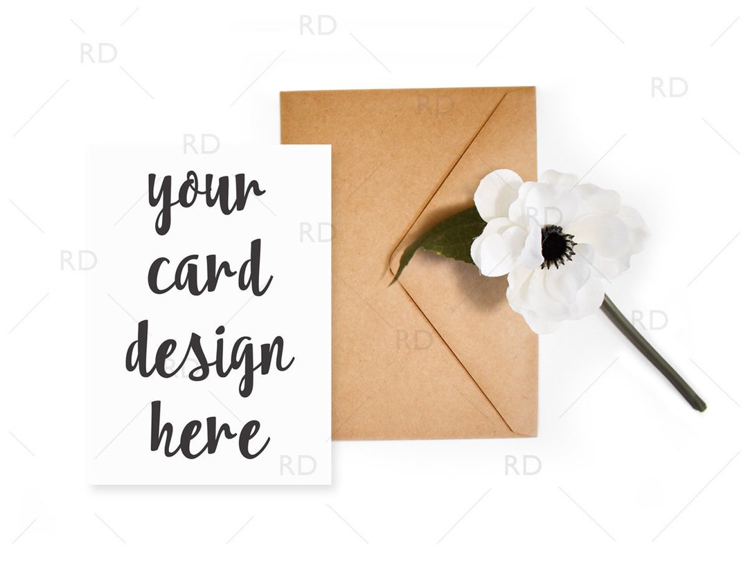 Mockup de tarjeta de felicitación con flor blanca 5x7 Mockup de tarjeta ...