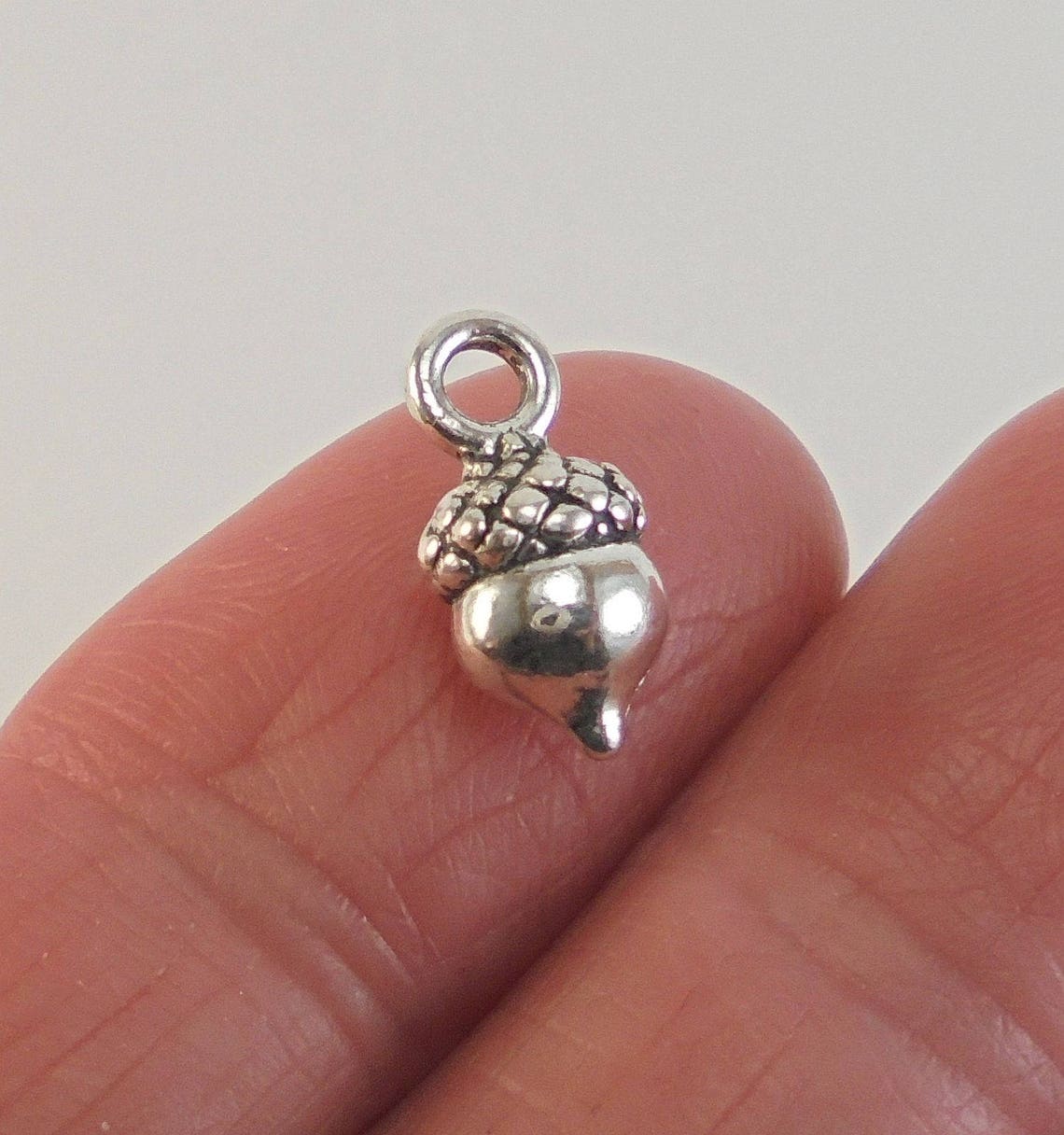 8 Acorn Charms 3D 14x7mm Antique Silver Finish - Etsy
