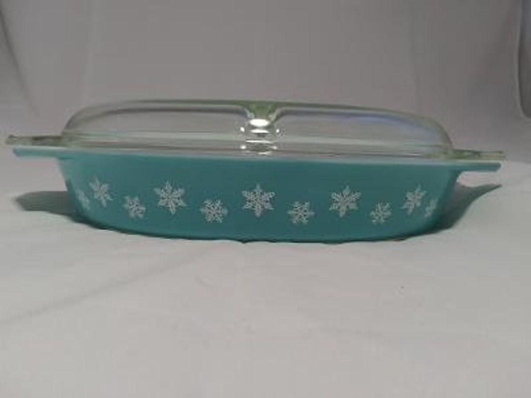Pyrex White on Turquoise Snowflake Pattern Divided Casserole Dish With ...
