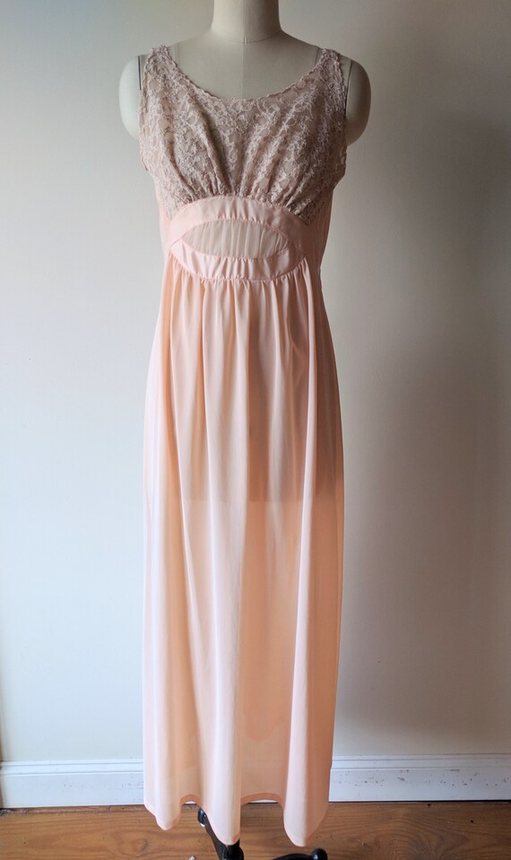 50's negligee / long peach nightgown with lace bodice… - Gem