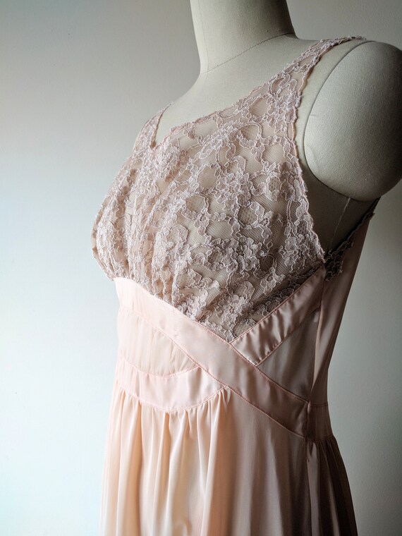 50's negligee / long peach nightgown with lace bodice… - Gem