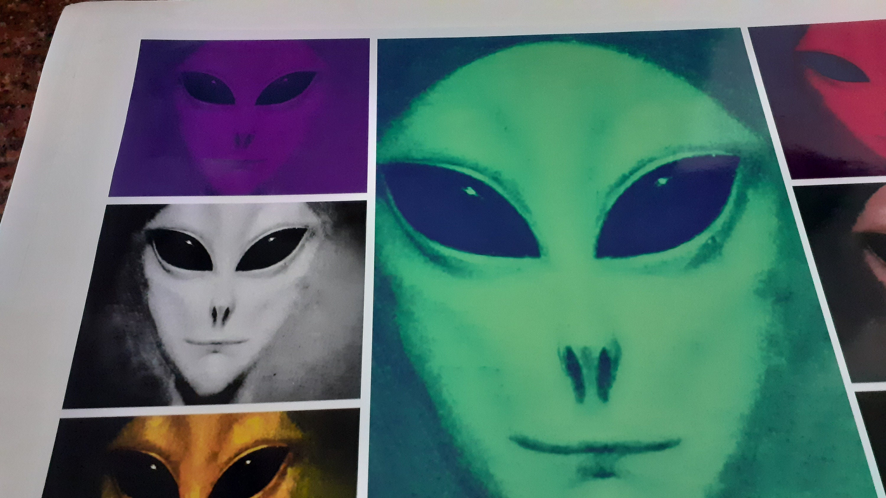 Communion Alien Peeking