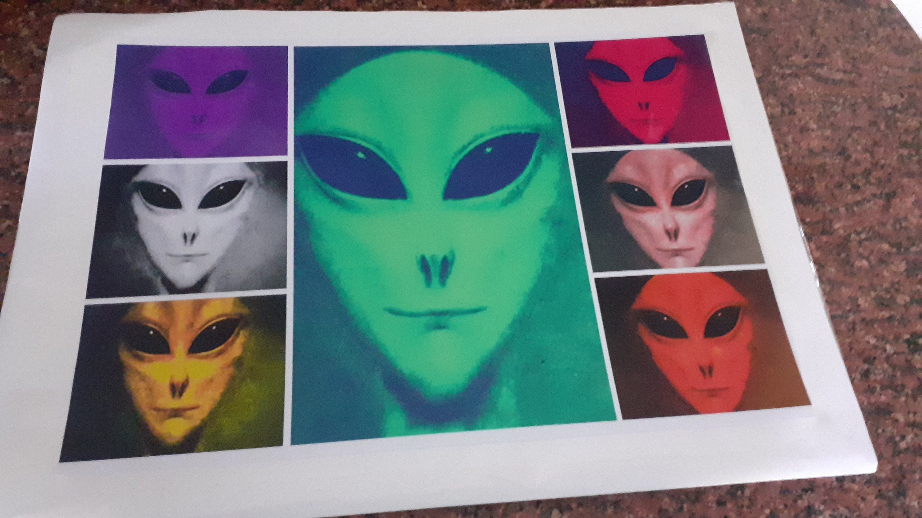 Communion Alien Peeking