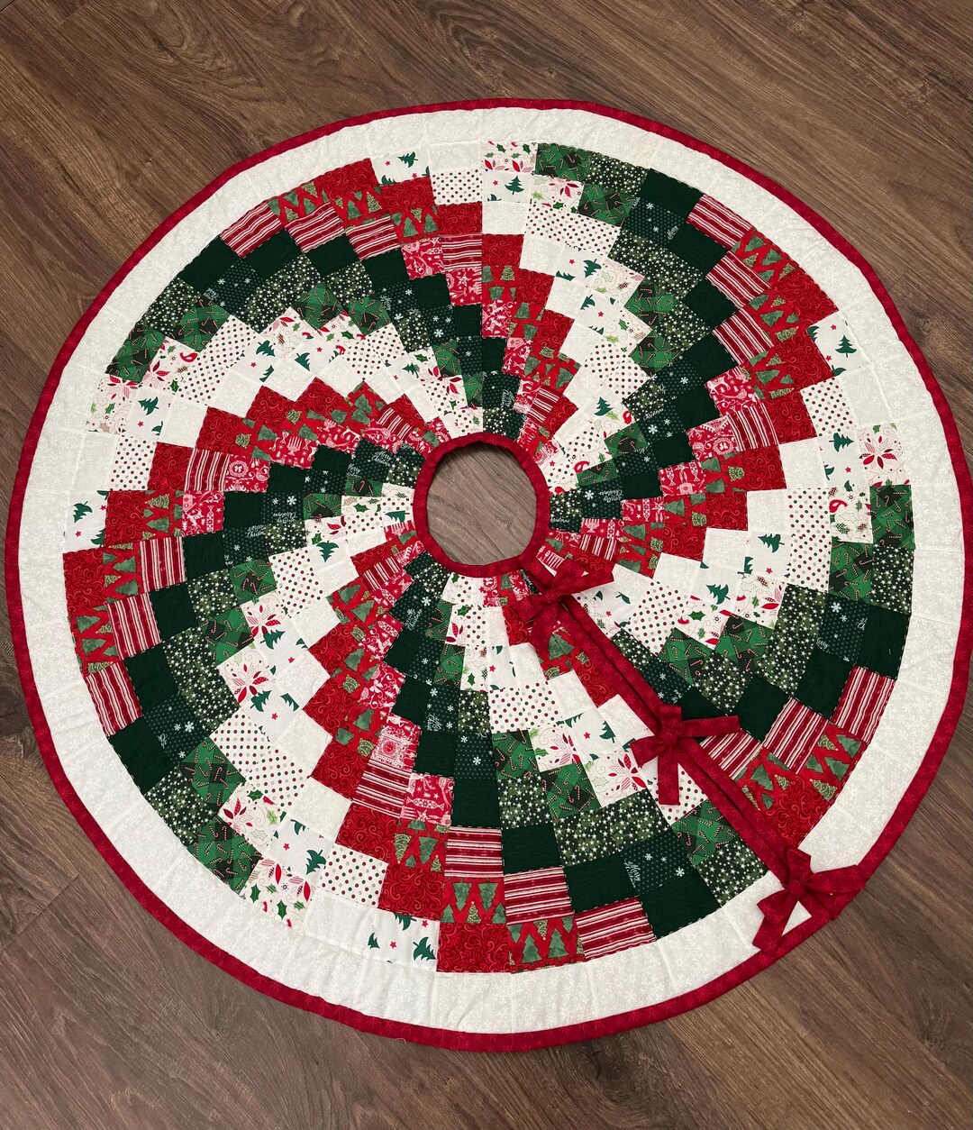 Christmas Tree Skirt- Red, Green and White - Etsy