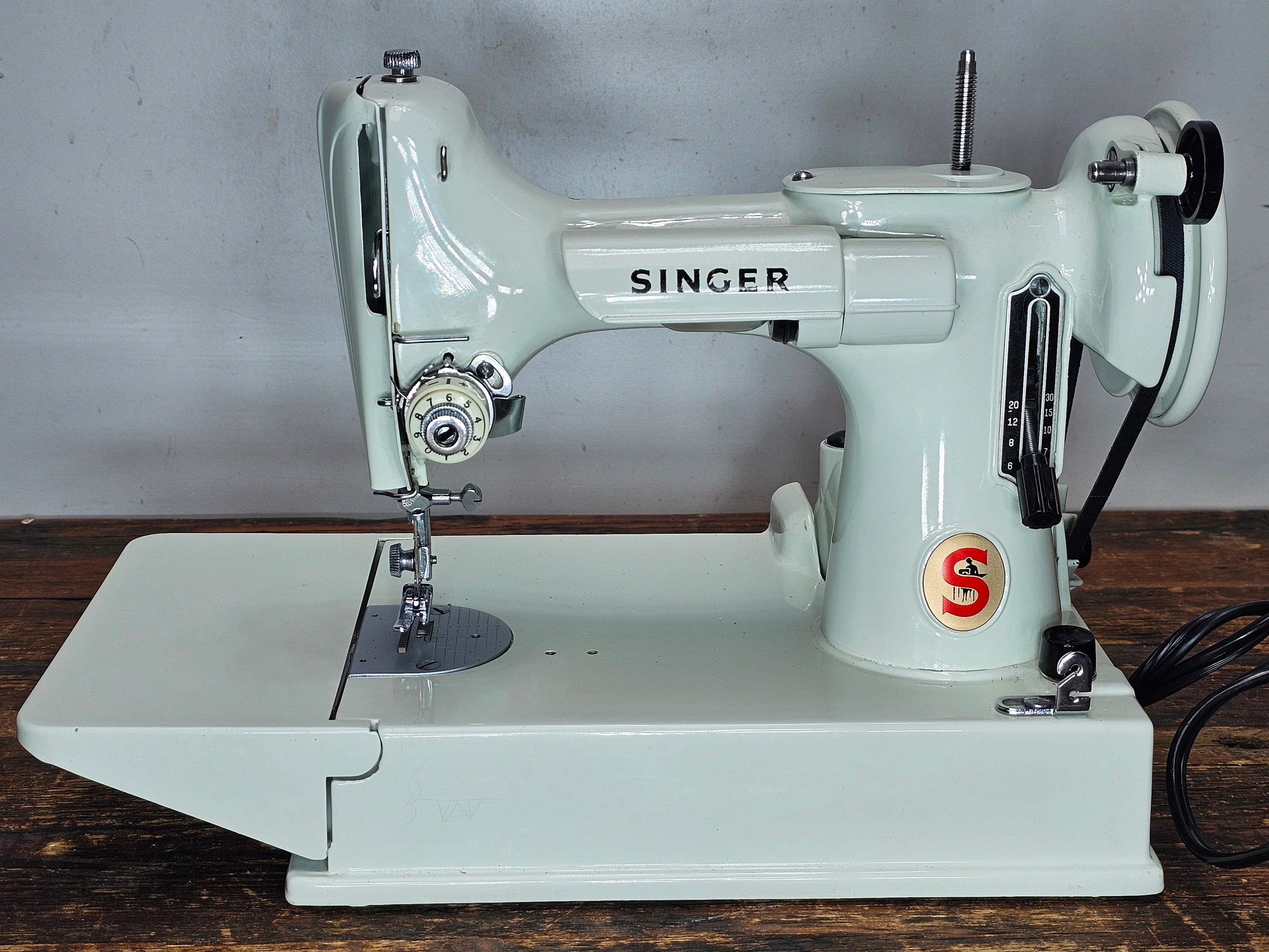 Singer Featherweight 221K White Sewing Machine With Case Unique Serial ...