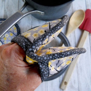 Pot Pincher Pot Holders, Set of 2: Modern Floral! Quilted Potholders ...