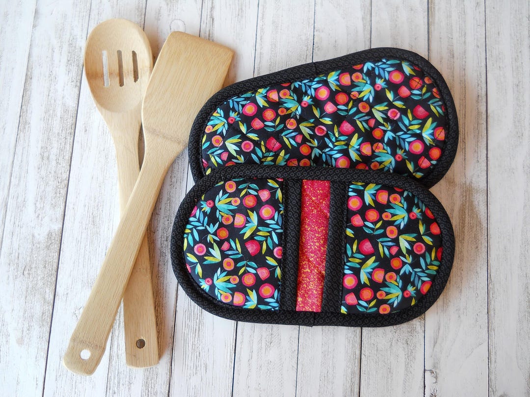 Pot Pincher Pot Holders, Set of 2: Modern Floral! Quilted Potholders ...