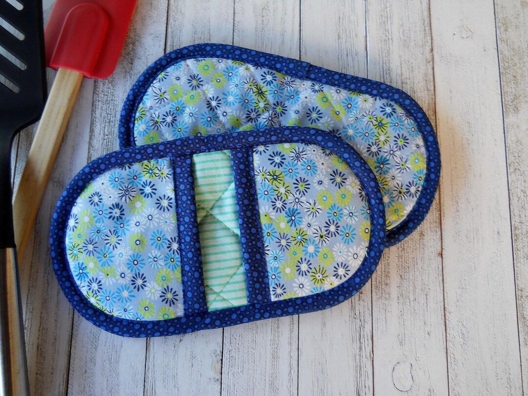 Pot Pincher Pot Holders, Set of 2: Modern Floral! Quilted Potholders ...