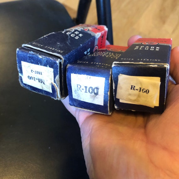 Antique Spark Plugs ~ Photos Show Condition ~ Great G… - Gem