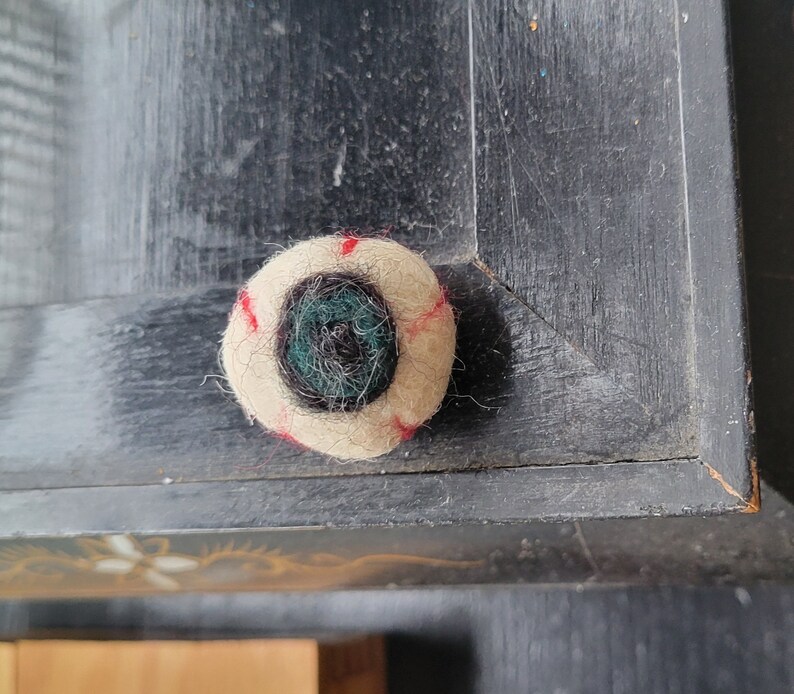 Felted Eyeball Ornament: Spooky Halloween Tree Decoration - Etsy