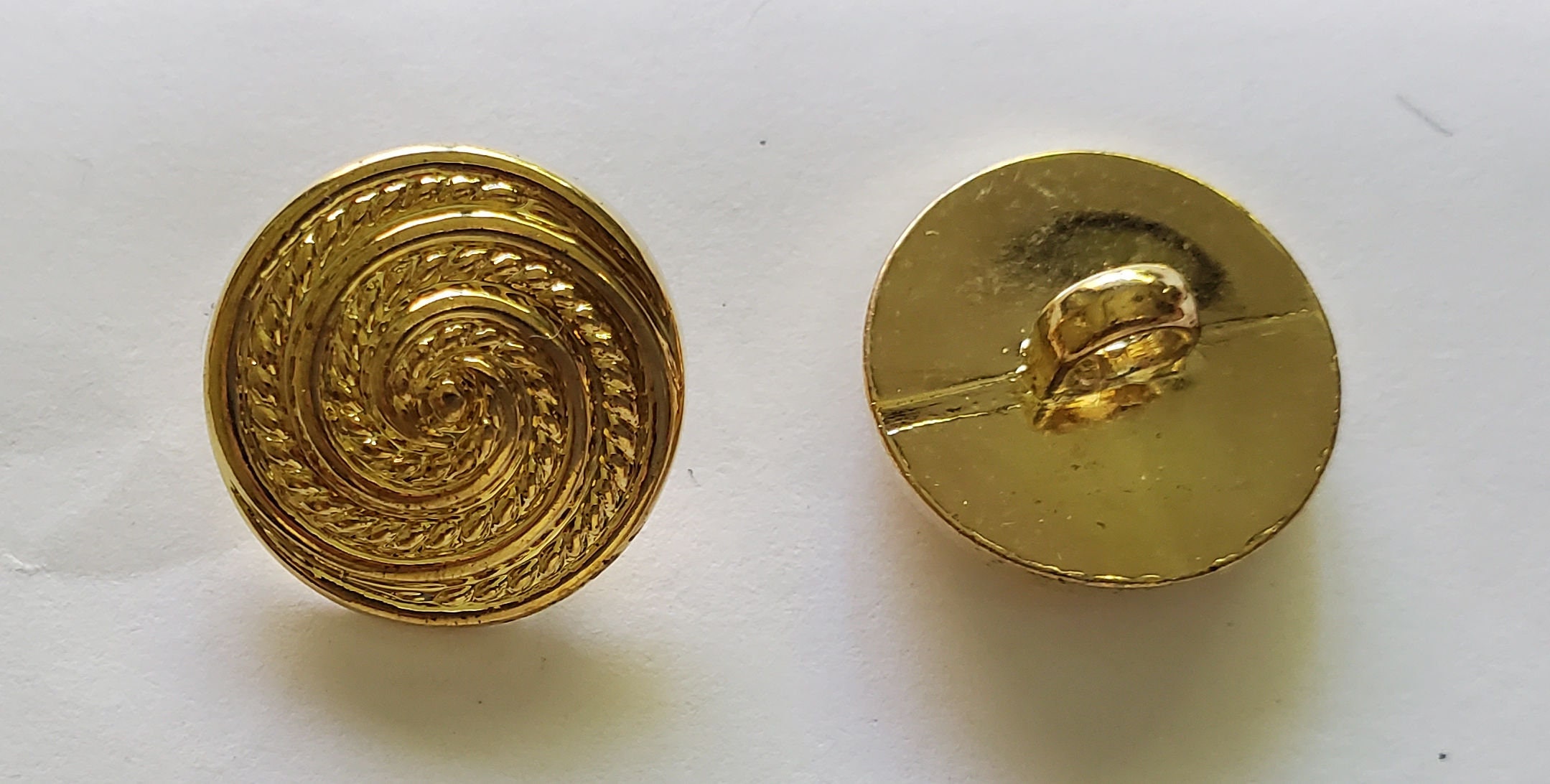 12 Round Gold Color Plastic Conch Swirl Design Shank Back Vintage ...