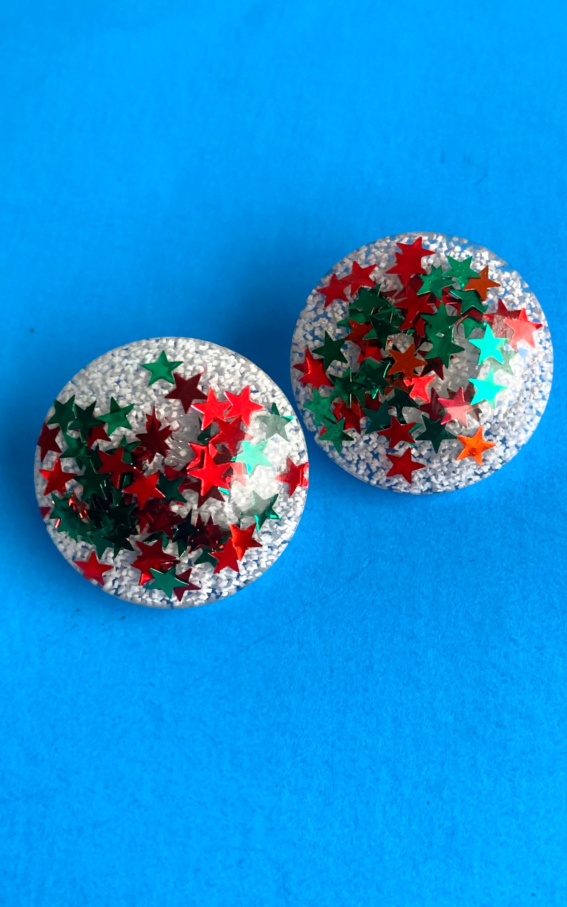 Vintage 1950s Lucite Confetti Button Earrings Red and Green Glitter ...