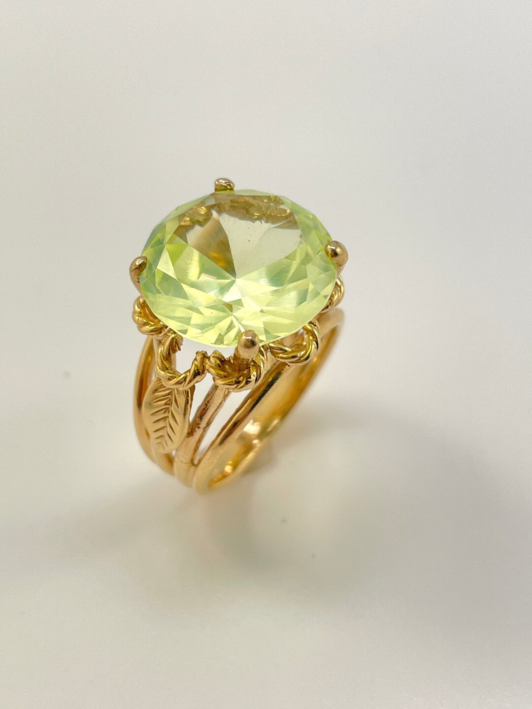 14K Yellow Gold Ring Set With Large Chartreuse Green Gem Stone, Size 6 ...