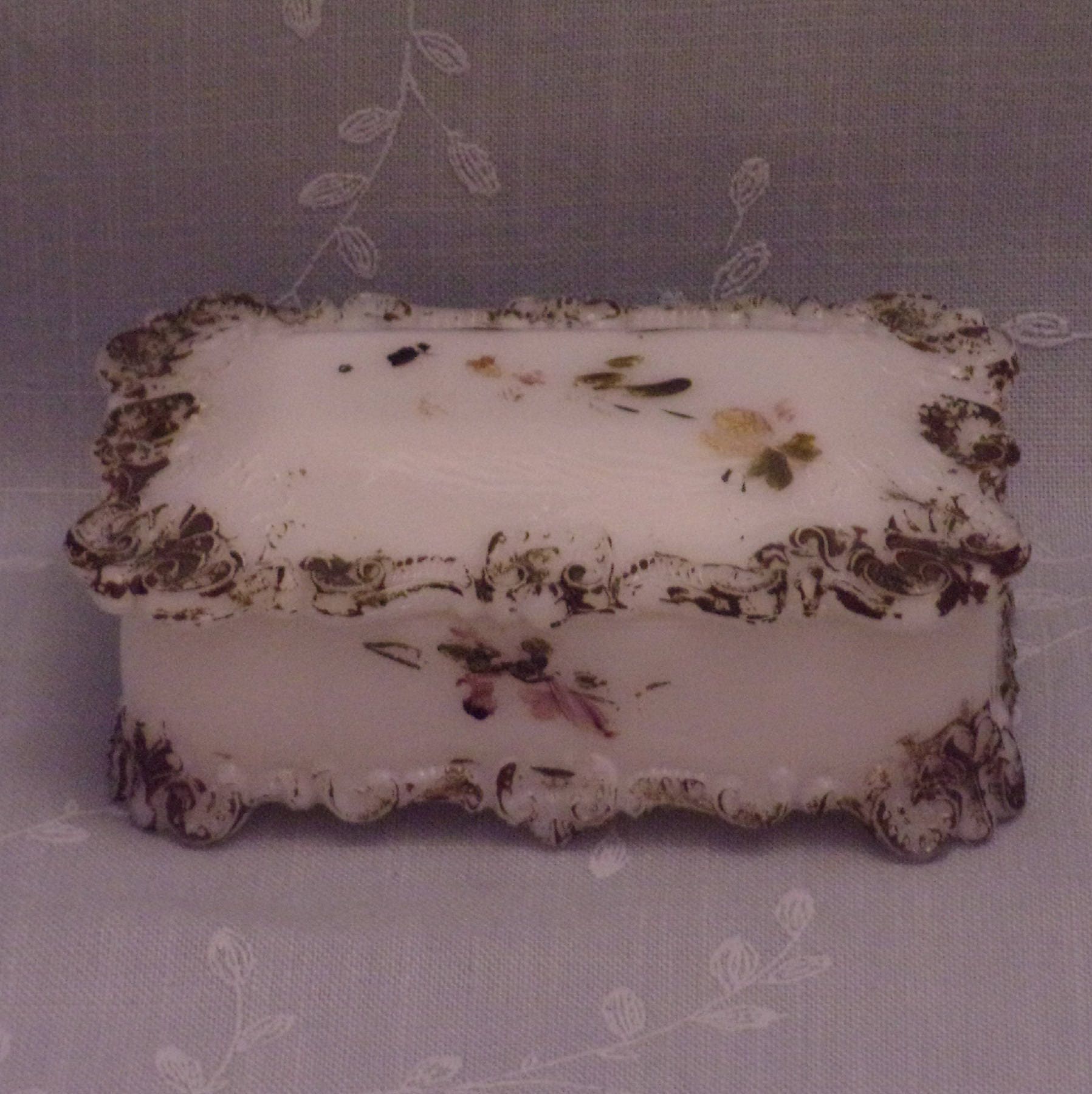 Milk Glass Antique Dresser Box w Lid. Dithridge Fan Footed Opal Hair ...