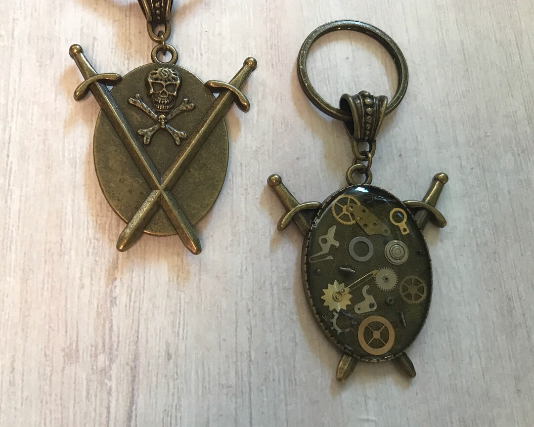 Steampunk Pirate Skull Keychain Swords Skull Gears Resin Crossbones ...