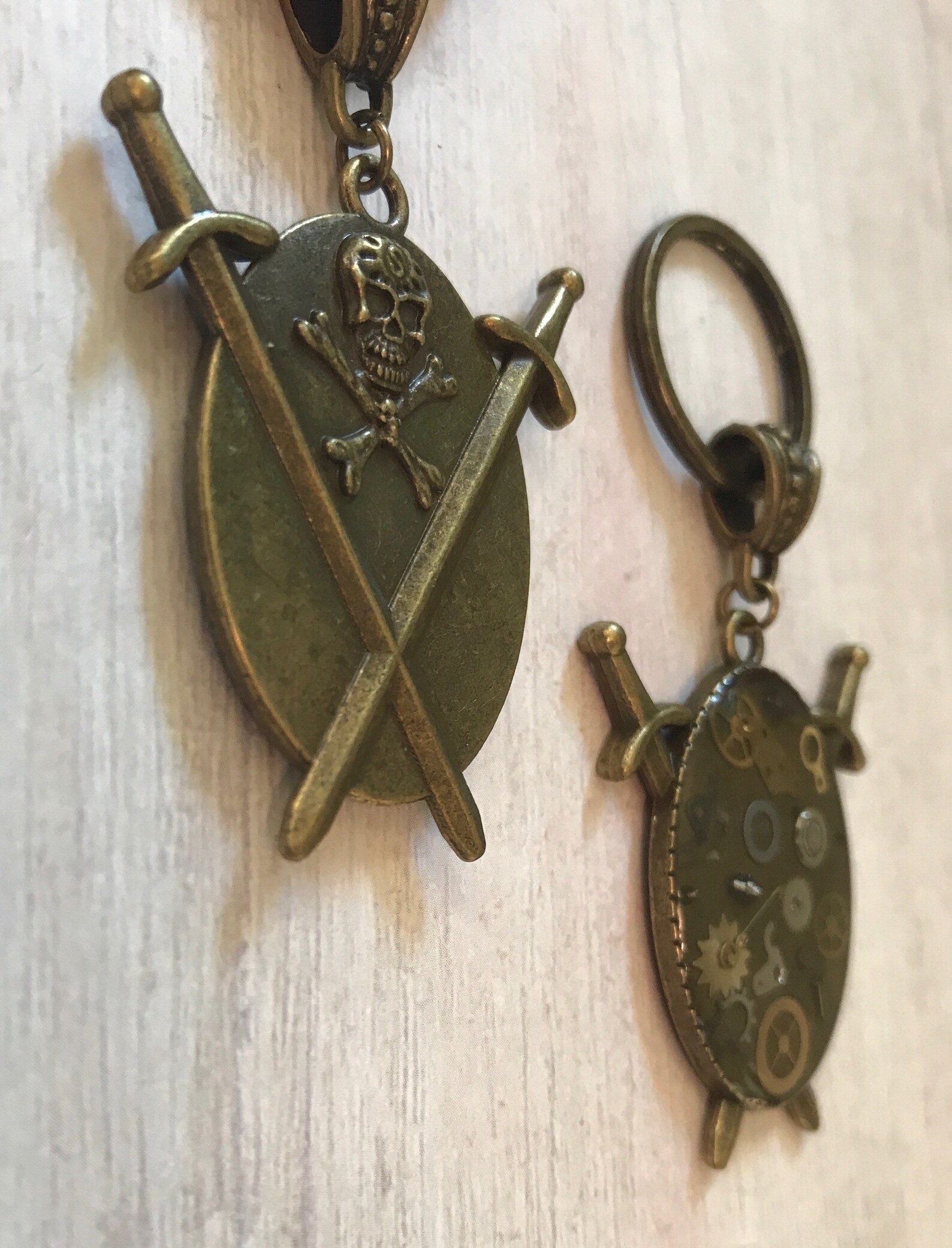 Steampunk Pirate Skull Keychain Swords Skull Gears Resin Crossbones ...