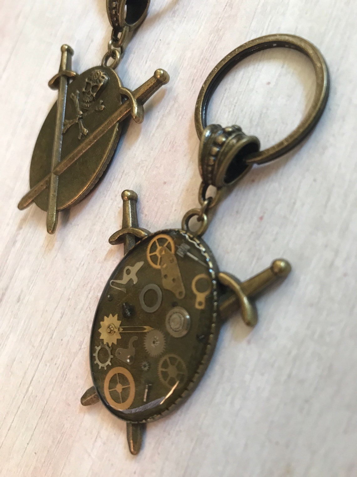 Steampunk Pirate Skull Keychain Swords Skull Gears Resin Crossbones ...