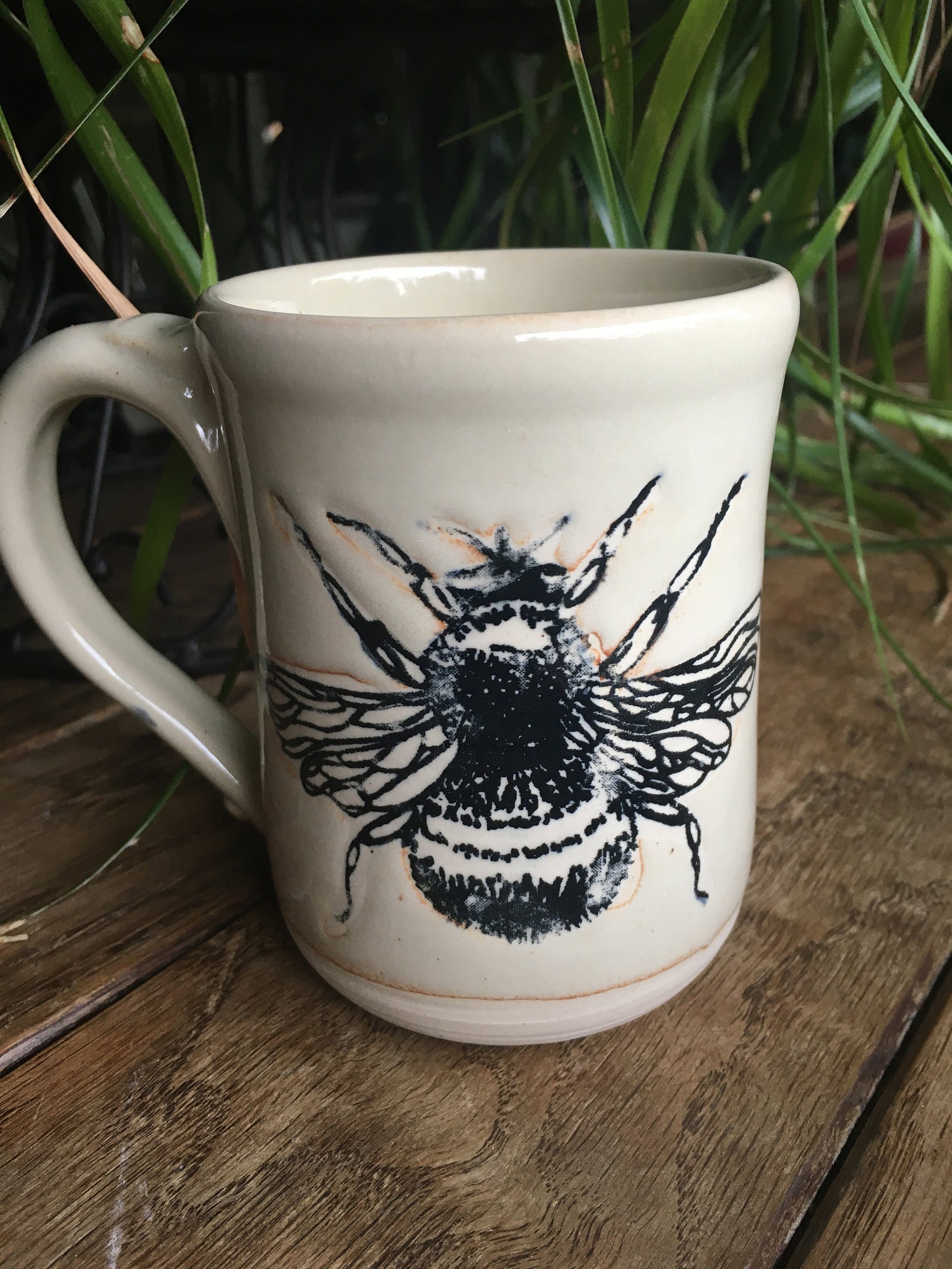 Bee Cups in Cream or Green Stoneware - Etsy