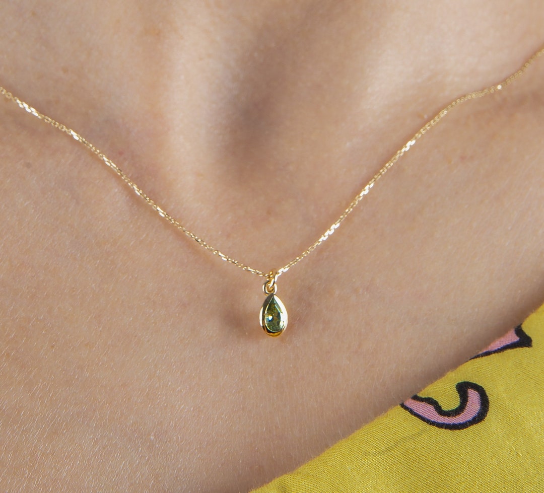 Delicado collar con colgante de turmalina verde en oro de 14 quilates ...
