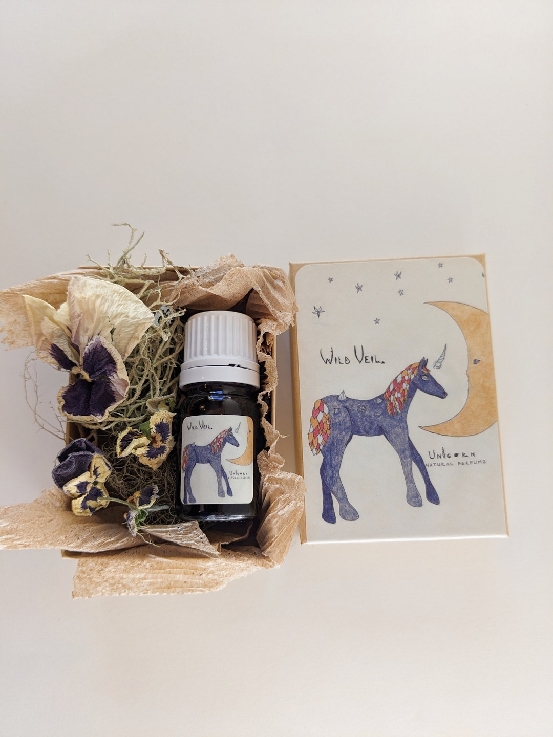 Unicorn. Natural Perfume. White Flowers, Orange Blossom, Oakmoss, Roots ...