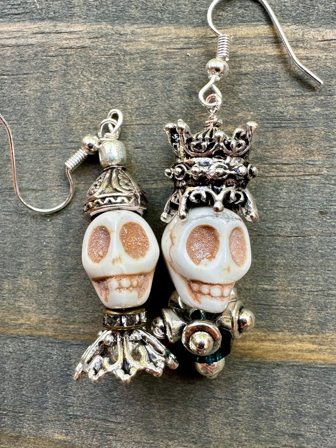Skull Dangle Earrings - the King & Queen - Etsy
