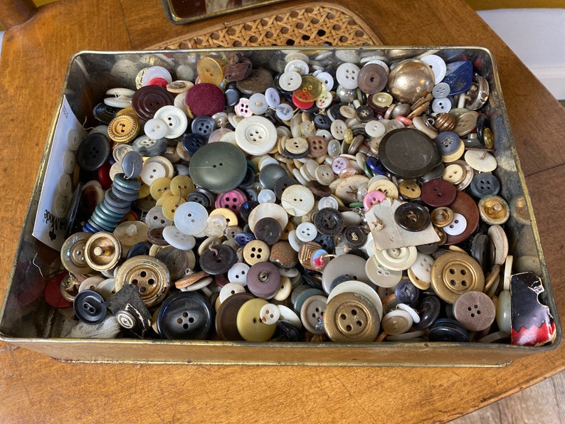 2 1/2 Pounds of Vintage Buttons in a Collectable Tin Made in - Etsy