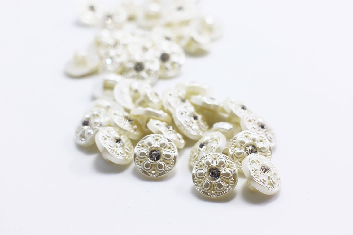 Pearl White Flower Shank Button, Floral Shape, Decorated With Acrylic ...