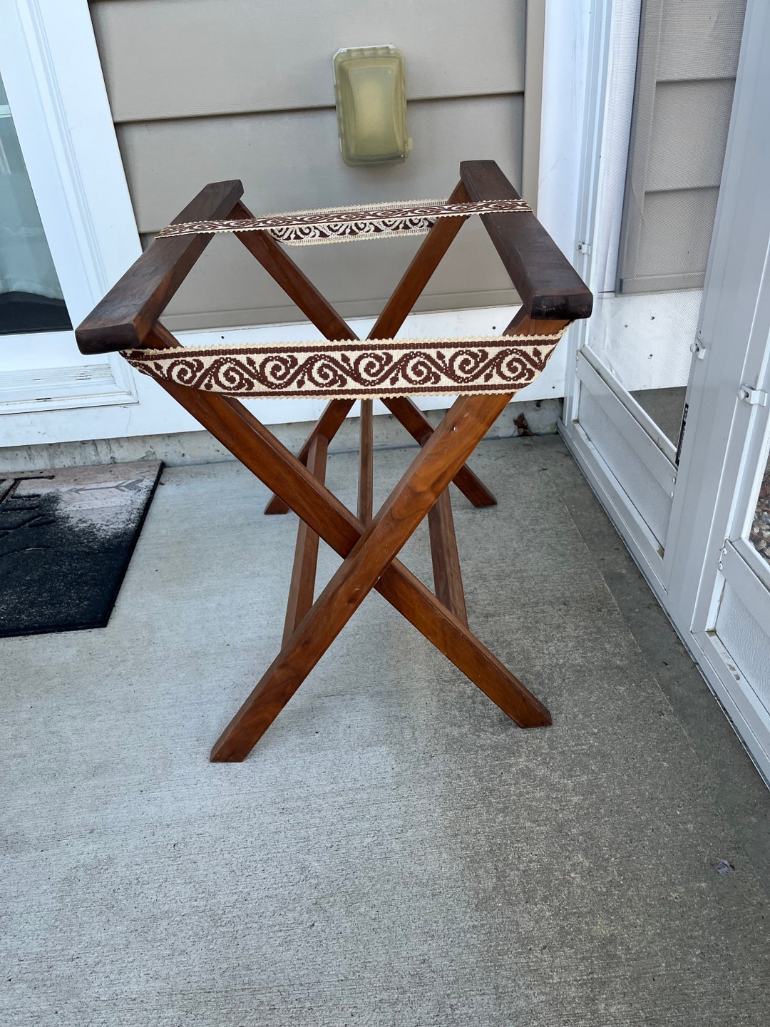 Vintage Luggage Stand Wood Stand With Brown Ribbon Design Creative ...
