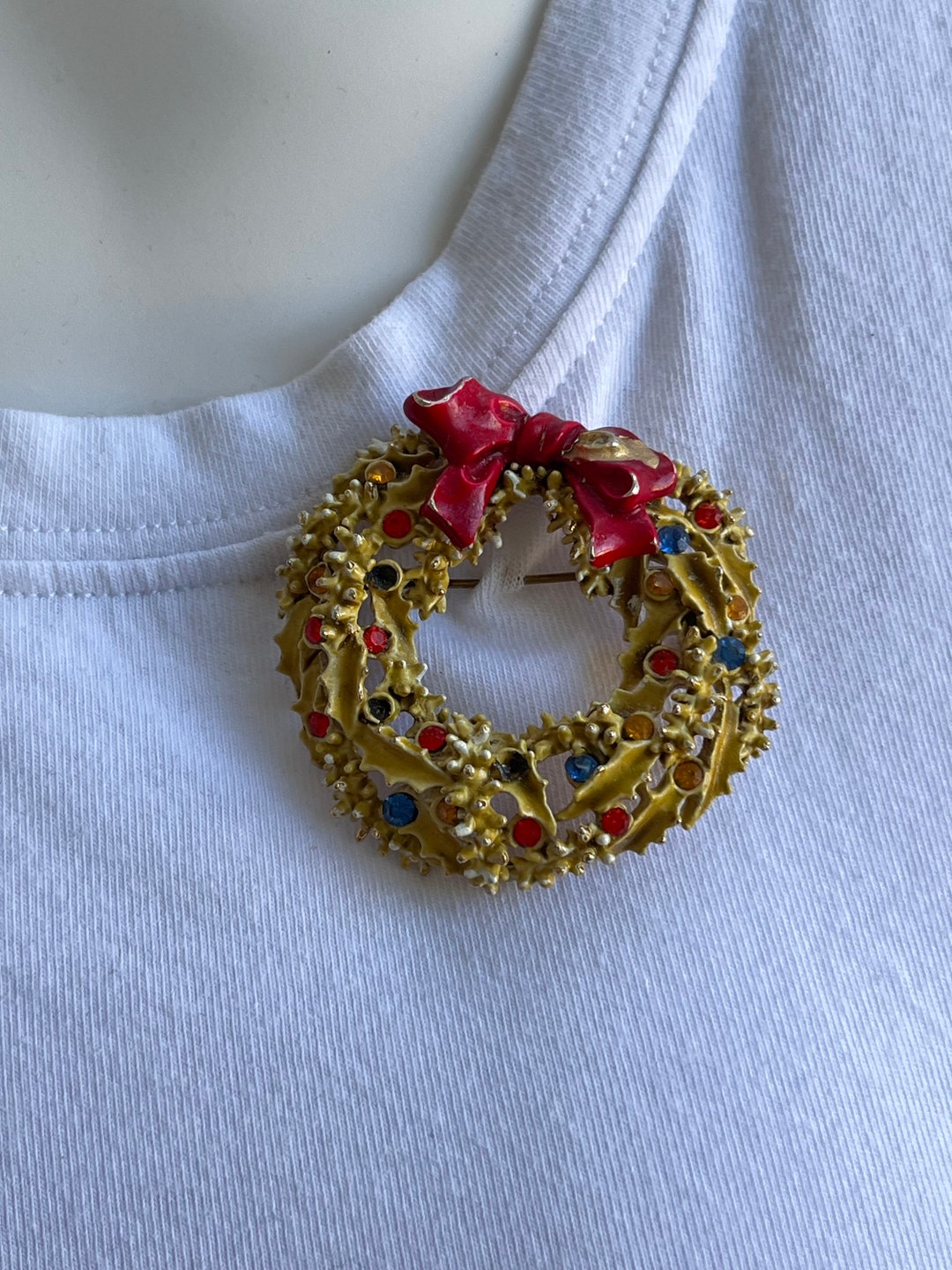 Vintage Gold Wreath Pin Faux Blue & Red Gemstone Decor Signed "art" Pin ...