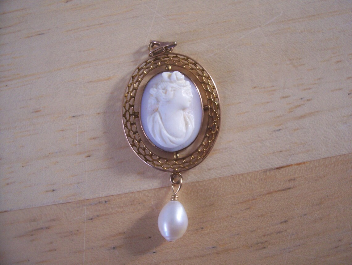 Vintage Beautiful Carved Shell Cameo Pendant | Etsy