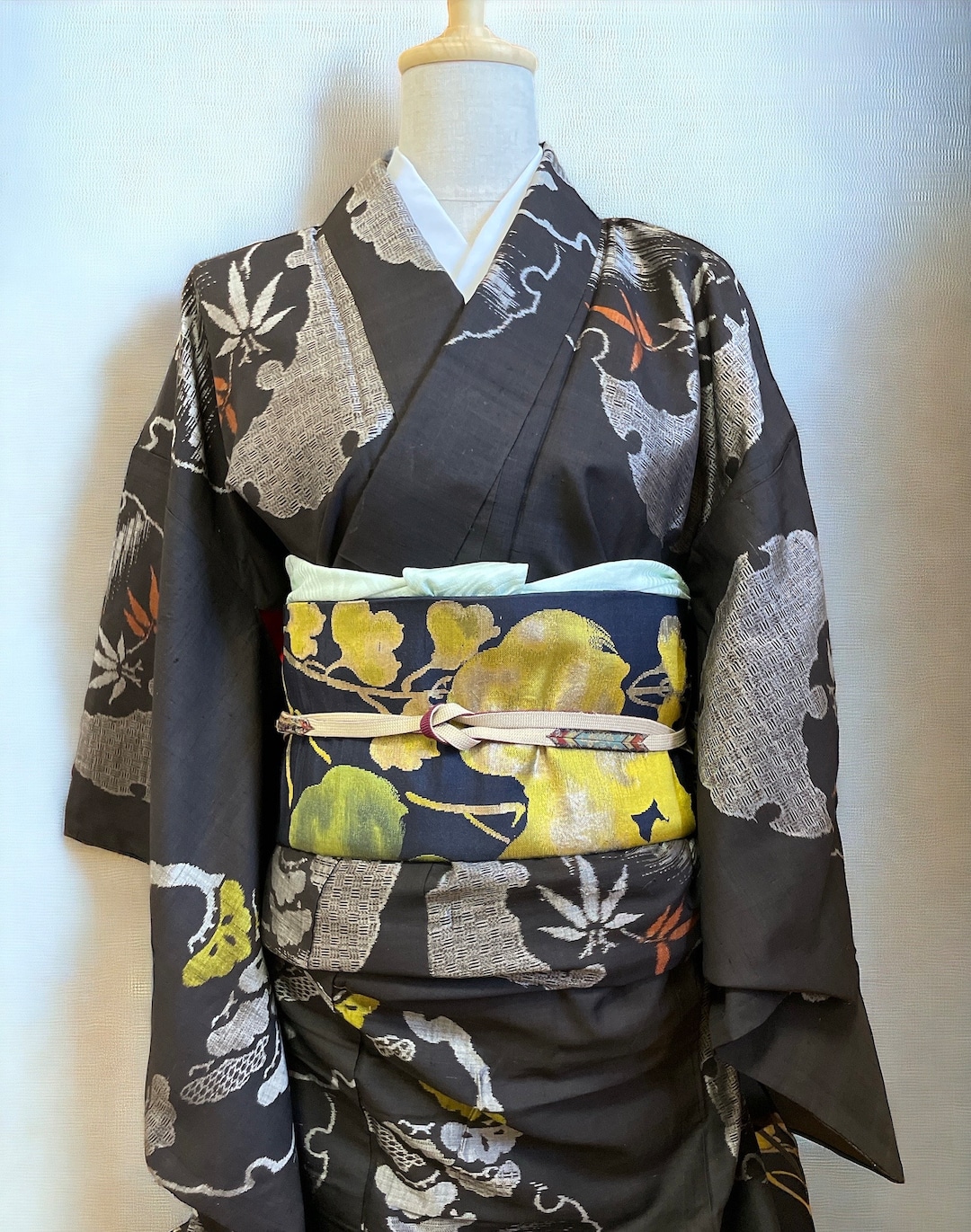 Full Kimono Set. Set Includes Kimono, Obi, Obijime and Obiage. Simple ...
