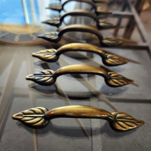 1 X Vtg Keeler Brass Leaf Drawer Pull 3" Centers Gold Bin Bar Arch Pull ...