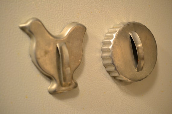 Lot of 2 Magnets Repurposed Tin Cookie Cutters Round Biscuit - Etsy