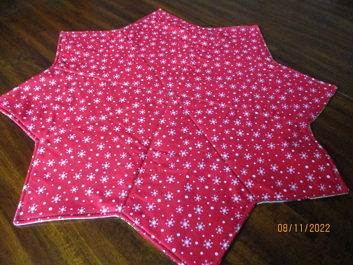 Festive REVERSIBLE CHRISTMAS QUILTED Star Shaped Table Topper 26 ...